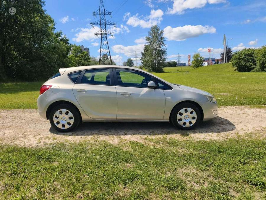 Grey Opel Astra 2010 in Vilnius, with an engine capacity of 1.36 L and mileage of 284 thousand km for 1400 €, photo 6 on AUTOMOTO.COM.LV