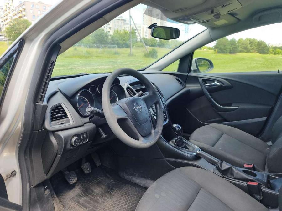 Grey Opel Astra 2010 in Vilnius, with an engine capacity of 1.36 L and mileage of 284 thousand km for 1400 €, photo 9 on AUTOMOTO.COM.LV