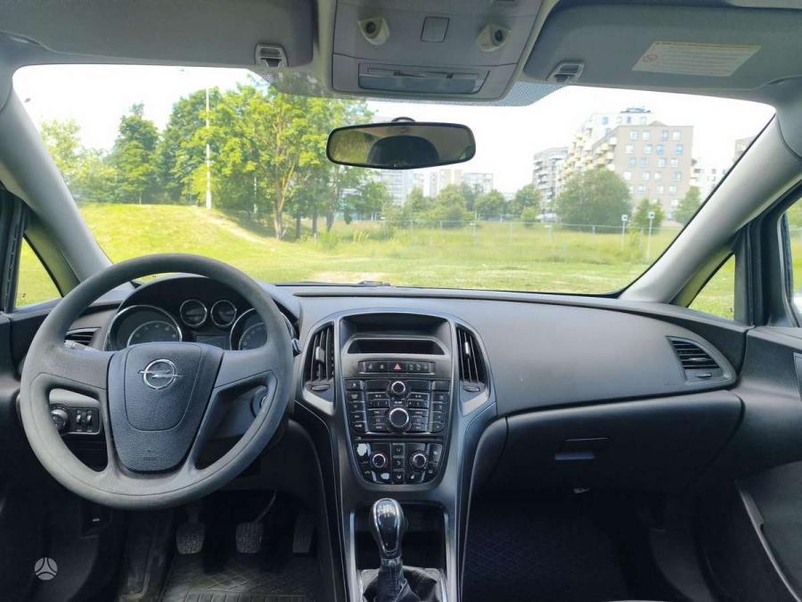 Grey Opel Astra 2010 in Vilnius, with an engine capacity of 1.36 L and mileage of 284 thousand km for 1400 €, photo 10 on AUTOMOTO.COM.LV
