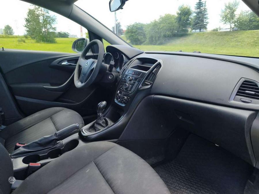 Grey Opel Astra 2010 in Vilnius, with an engine capacity of 1.36 L and mileage of 284 thousand km for 1400 €, photo 11 on AUTOMOTO.COM.LV