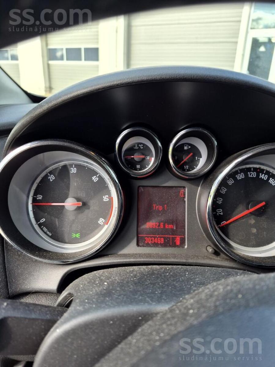 Grey Opel Astra 2010 in Riga, with an engine capacity of 1.70 L and mileage of 302 thousand km for 2500 €, photo 3 on AUTOMOTO.COM.LV