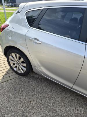 Grey Opel Astra 2010 in Riga, with an engine capacity of 1.70 L and mileage of 302 thousand km for 2500 €, photo 4 on AUTOMOTO.COM.LV
