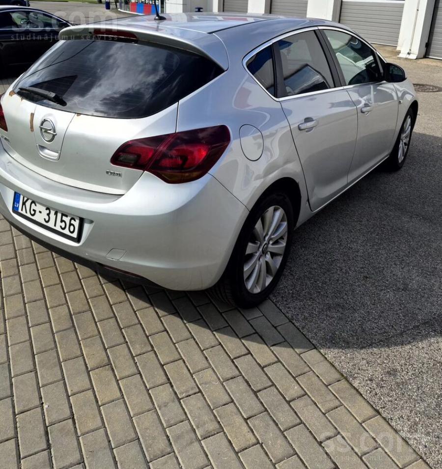 Grey Opel Astra 2010 in Riga, with an engine capacity of 1.70 L and mileage of 302 thousand km for 2500 €, photo 5 on AUTOMOTO.COM.LV