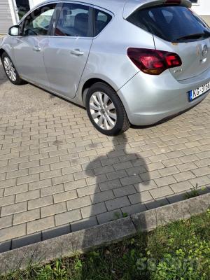 Grey Opel Astra 2010 in Riga, with an engine capacity of 1.70 L and mileage of 302 thousand km for 2500 €, photo 6 on AUTOMOTO.COM.LV