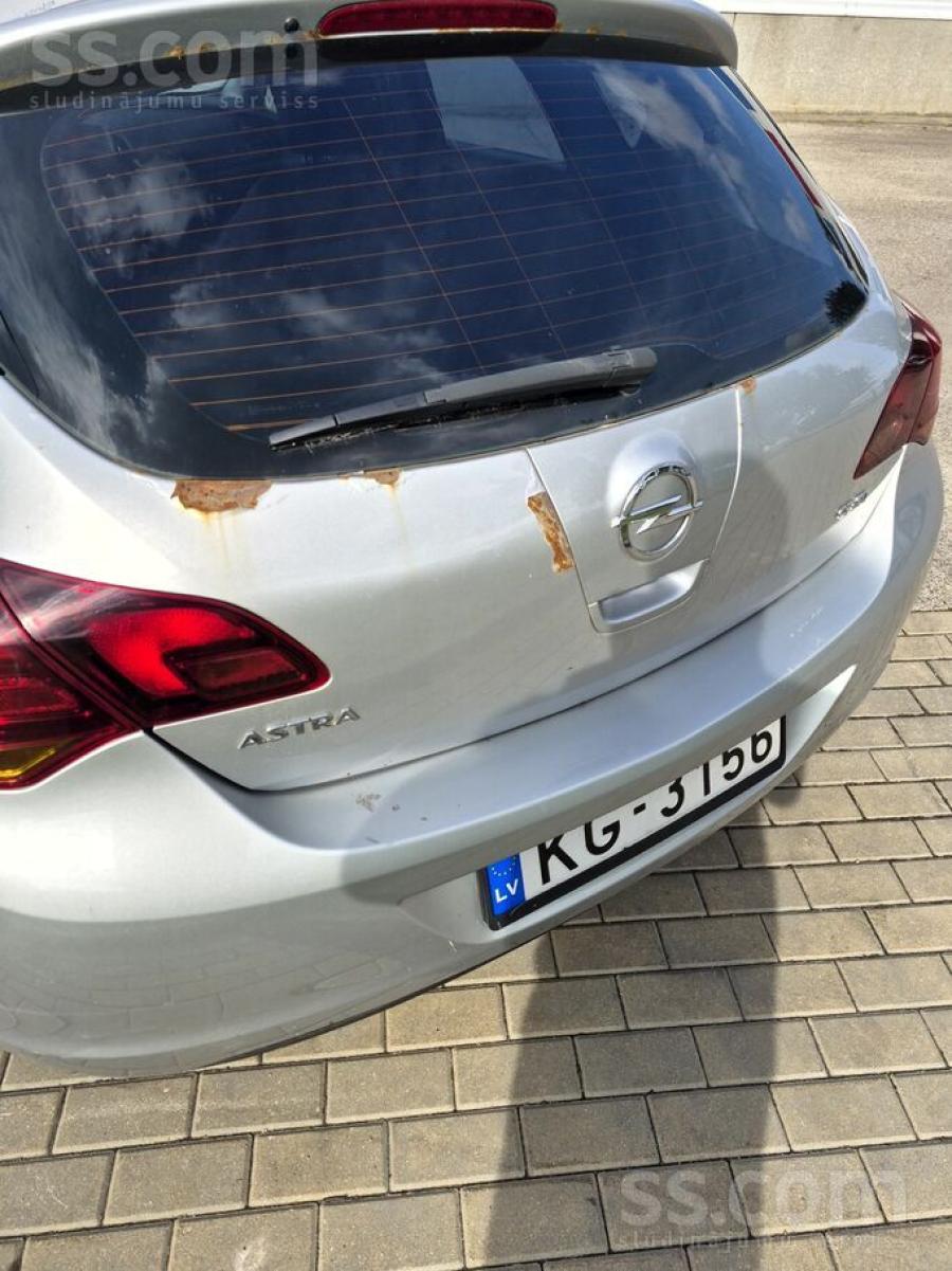 Grey Opel Astra 2010 in Riga, with an engine capacity of 1.70 L and mileage of 302 thousand km for 2500 €, photo 7 on AUTOMOTO.COM.LV
