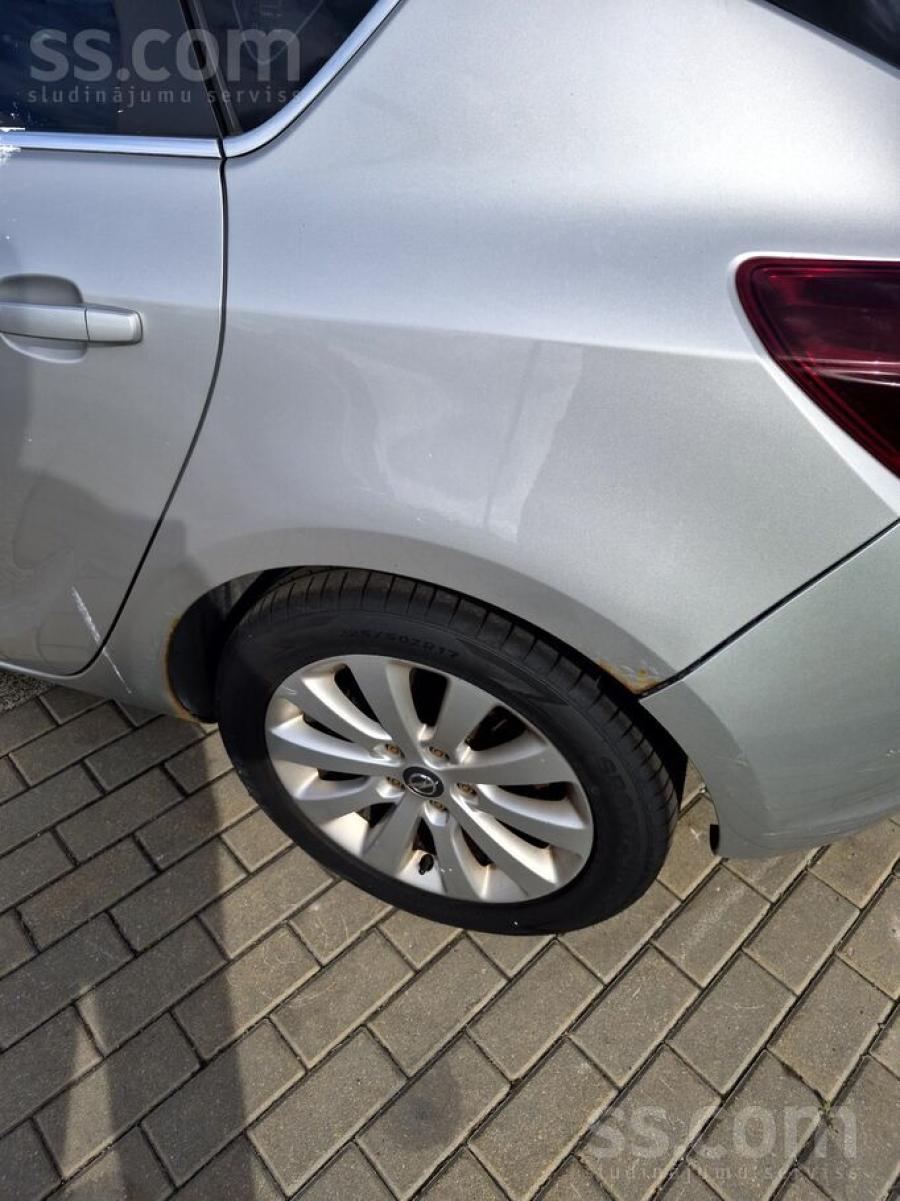 Grey Opel Astra 2010 in Riga, with an engine capacity of 1.70 L and mileage of 302 thousand km for 2500 €, photo 8 on AUTOMOTO.COM.LV