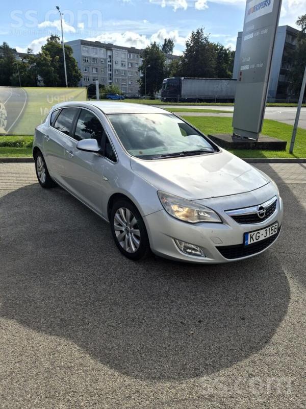 Grey Opel Astra 2010 in Riga, with an engine capacity of 1.70 L and mileage of 302 thousand km for 2500 €, photo 1 on AUTOMOTO.COM.LV