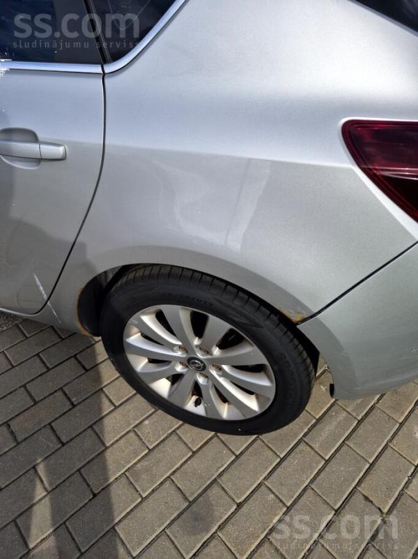 Grey Opel Astra 2010 in Riga, with an engine capacity of 1.70 L and mileage of 302 thousand km for 2500 €, photo 8 on AUTOMOTO.COM.LV