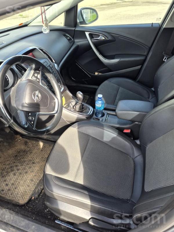 Grey Opel Astra 2010 in Riga, with an engine capacity of 1.70 L and mileage of 302 thousand km for 2500 €, photo 11 on AUTOMOTO.COM.LV