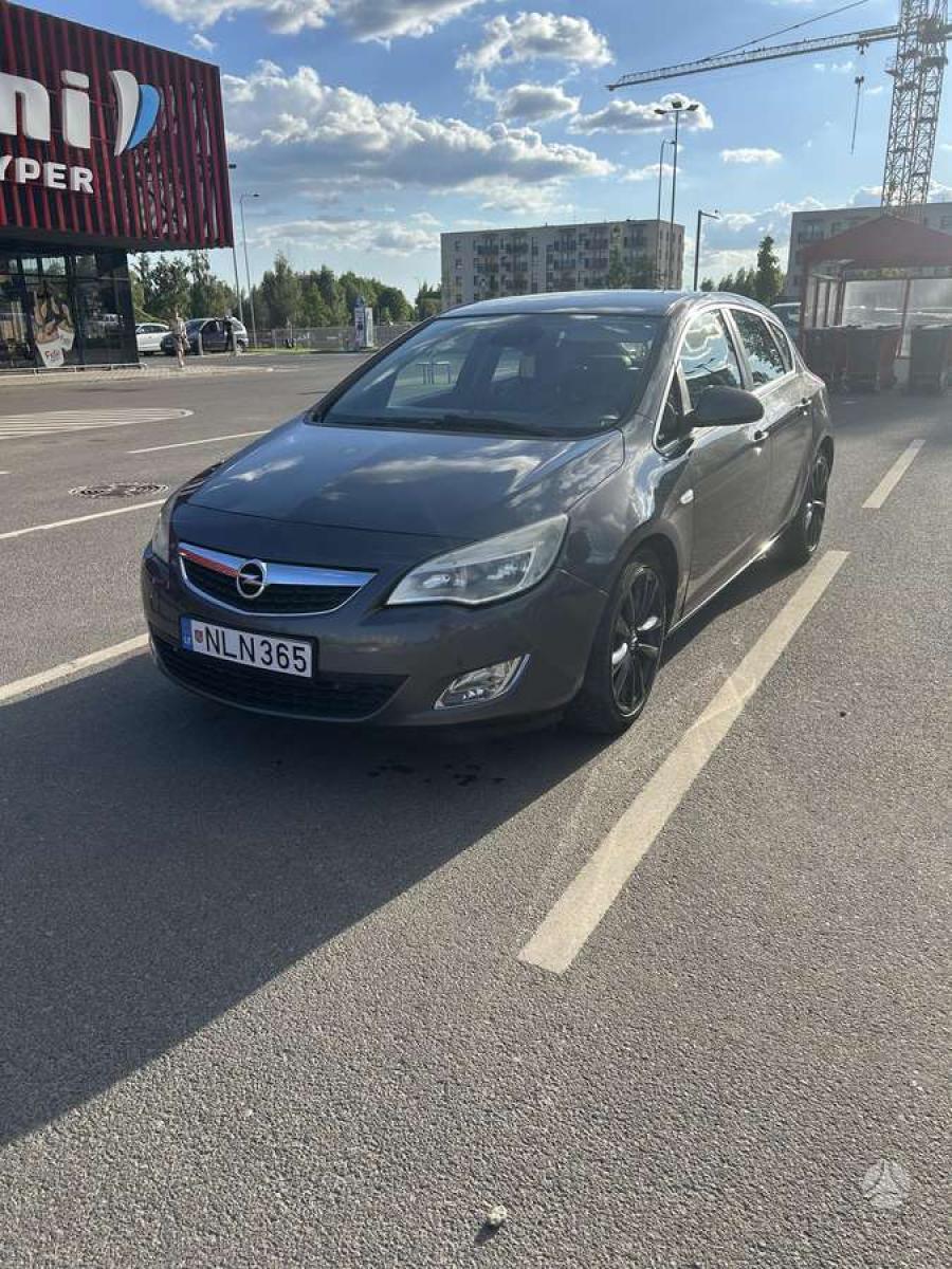 Grey Opel Astra 2010 in Vilnius, with an engine capacity of 2.00 L and mileage of 3 thousand km for 3000 €, photo 1 on AUTOMOTO.COM.LV