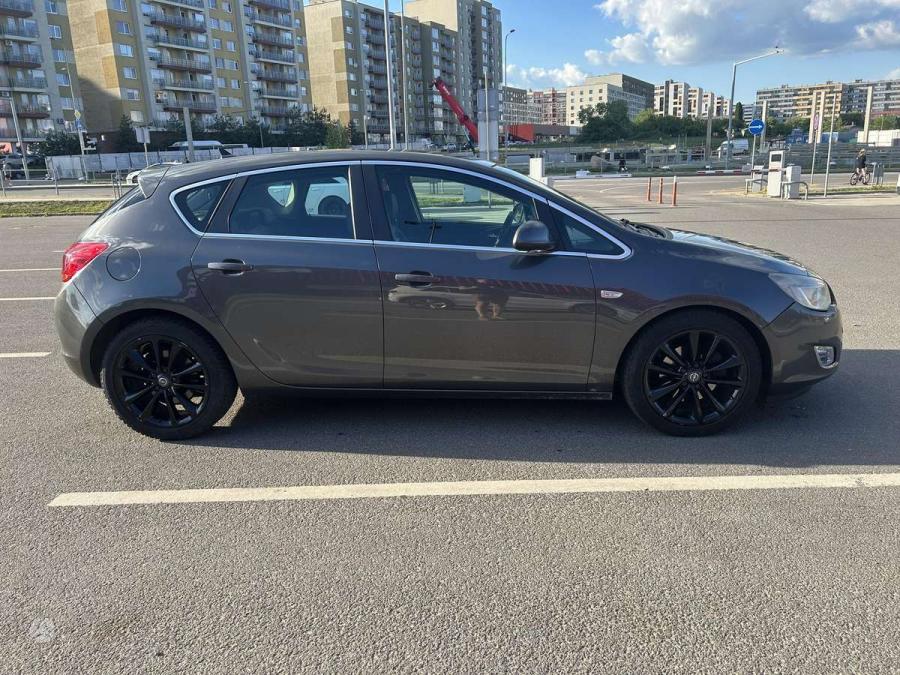 Grey Opel Astra 2010 in Vilnius, with an engine capacity of 2.00 L and mileage of 3 thousand km for 3000 €, photo 5 on AUTOMOTO.COM.LV