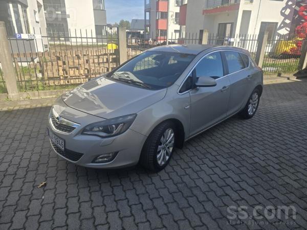 Opel Astra 2010 in Riga on AUTOMOTO.COM.LV Grey Opel Astra 2010 in Riga, with an engine capacity of 1.60 L and mileage of 181 thousand km for 3800 €, photo 1 on AUTOMOTO.COM.LV