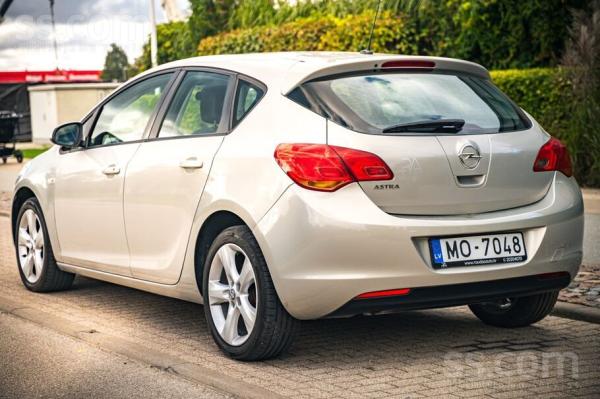 Pelēks Opel Astra 2010 Rīga, ar dzinēja tilpumu 1.60 L un nobraukumu 96 tūkst. km par 4990 €, foto 7 vietnē AUTOMOTO.COM.LV