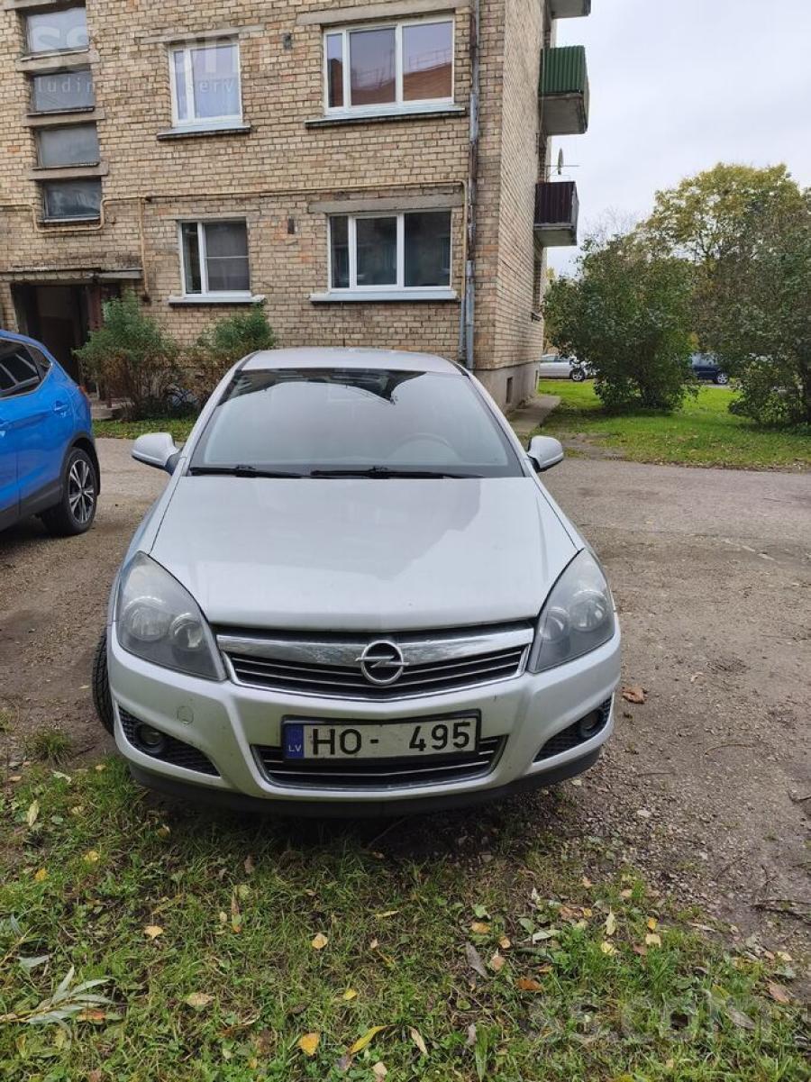 Pelēks Opel Astra 2010 Rīga, ar dzinēja tilpumu 1.40 L un nobraukumu 276 tūkst. km par 1000 €, foto 1 vietnē AUTOMOTO.COM.LV