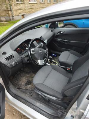 Pelēks Opel Astra 2010 Rīga, ar dzinēja tilpumu 1.40 L un nobraukumu 276 tūkst. km par 1000 €, foto 5 vietnē AUTOMOTO.COM.LV