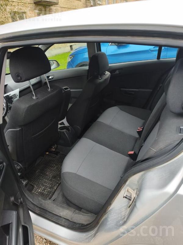 Pelēks Opel Astra 2010 Rīga, ar dzinēja tilpumu 1.40 L un nobraukumu 276 tūkst. km par 1000 €, foto 6 vietnē AUTOMOTO.COM.LV