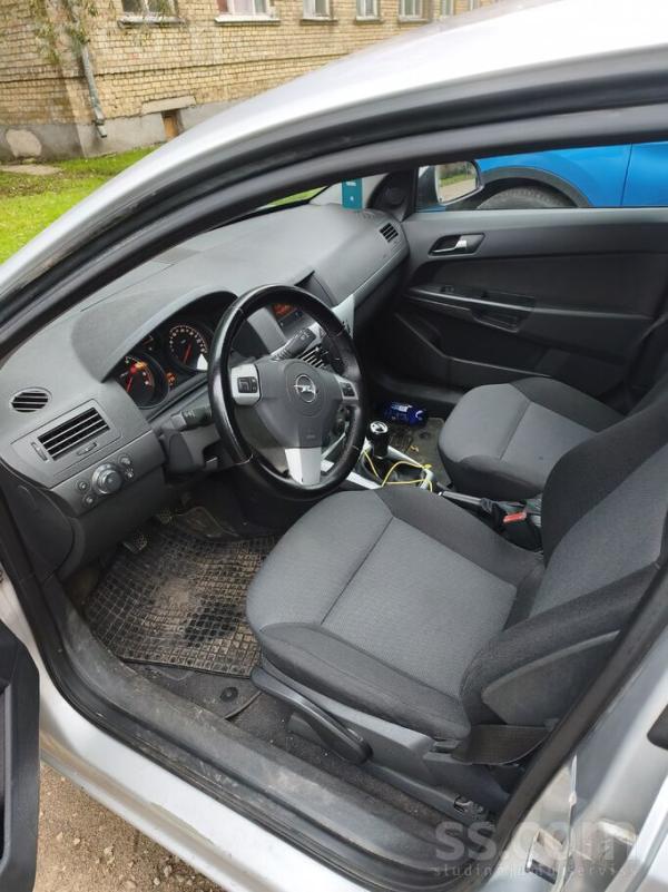 Pelēks Opel Astra 2010 Rīga, ar dzinēja tilpumu 1.40 L un nobraukumu 276 tūkst. km par 1000 €, foto 5 vietnē AUTOMOTO.COM.LV