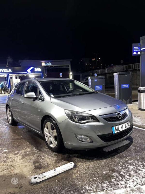 Grey Opel Astra 2011 in Vilnius, with an engine capacity of 1.96 L and mileage of 221 thousand km for 4500 €, photo 1 on AUTOMOTO.COM.LV