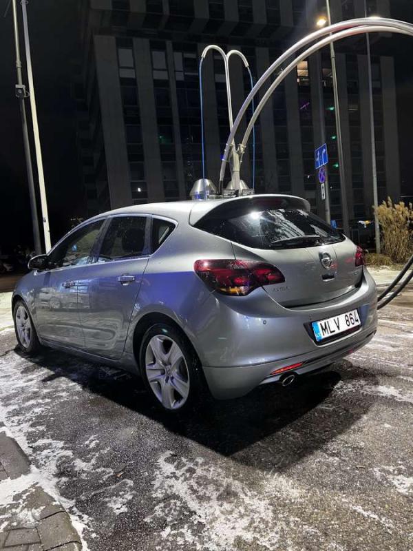 Grey Opel Astra 2011 in Vilnius, with an engine capacity of 1.96 L and mileage of 221 thousand km for 4500 €, photo 2 on AUTOMOTO.COM.LV
