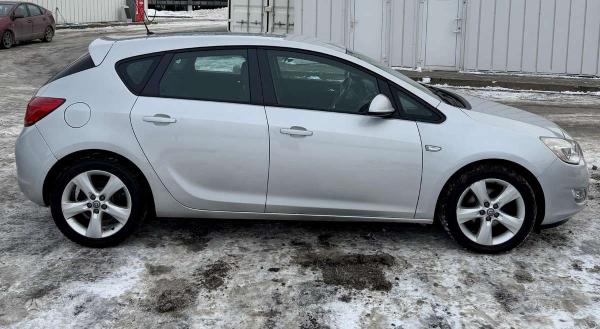 Pelēks Opel Astra 2011 Mažeikiai, ar dzinēja tilpumu 1.25 L un nobraukumu 216 tūkst. km par 3300 €, foto 1 vietnē AUTOMOTO.COM.LV