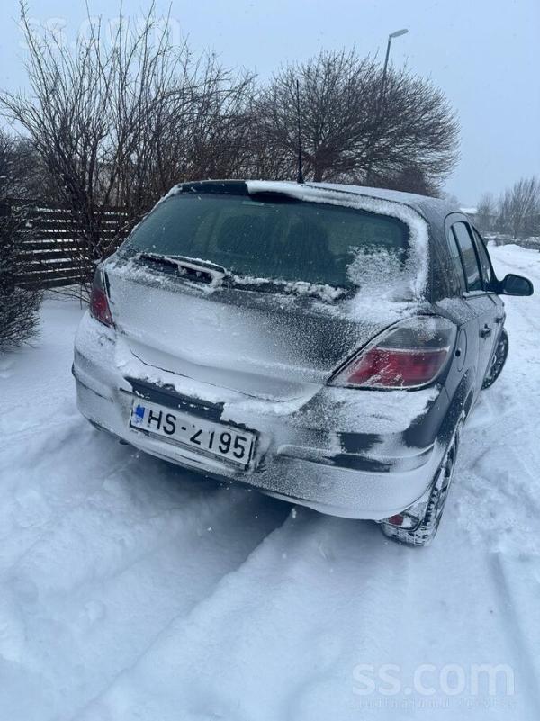 Grey Opel Astra 2011 in Riga, with an engine capacity of 1.60 L and mileage of 160 thousand km for 2000 €, photo 2 on AUTOMOTO.COM.LV