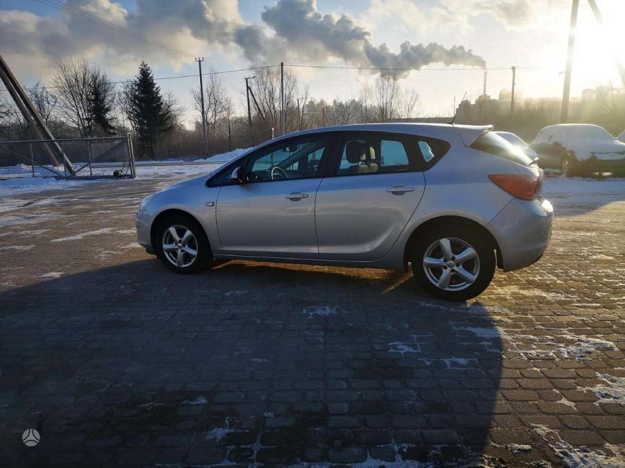 Grey Opel Astra 2011 in Radviliskis, with an engine capacity of 1.60 L and mileage of 182 thousand km for 3550 €, photo 2 on AUTOMOTO.COM.LV