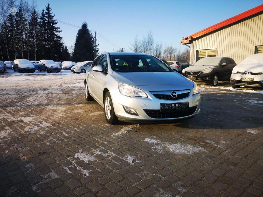Grey Opel Astra 2011 in Radviliskis, with an engine capacity of 1.60 L and mileage of 182 thousand km for 3550 €, photo 5 on AUTOMOTO.COM.LV