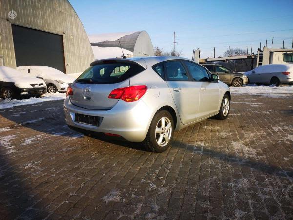 Grey Opel Astra 2011 in Radviliskis, with an engine capacity of 1.60 L and mileage of 182 thousand km for 3550 €, photo 6 on AUTOMOTO.COM.LV