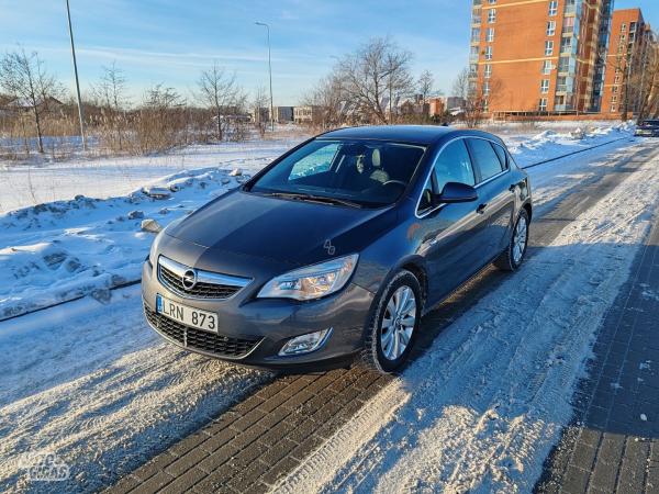 Grey Opel Astra 2011 in Klaipeda, with an engine capacity of 2.00 L and mileage of 269 thousand km for 3700 €, photo 1 on AUTOMOTO.COM.LV