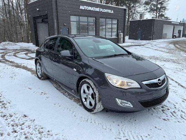 Grey Opel Astra 2011 in Utena, with an engine capacity of 1.69 L and mileage of 234 thousand km for 3250 €, photo 2 on AUTOMOTO.COM.LV
