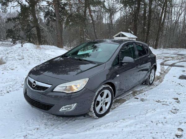 Grey Opel Astra 2011 in Utena, with an engine capacity of 1.69 L and mileage of 234 thousand km for 3250 €, photo 3 on AUTOMOTO.COM.LV