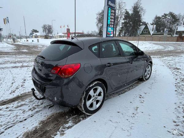 Grey Opel Astra 2011 in Utena, with an engine capacity of 1.69 L and mileage of 234 thousand km for 3250 €, photo 4 on AUTOMOTO.COM.LV