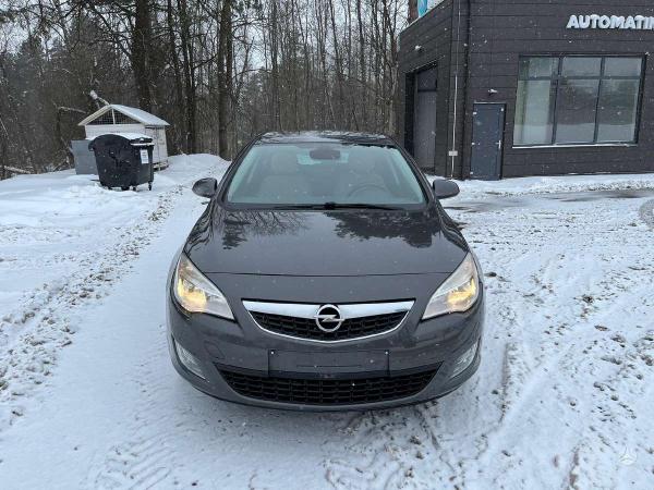 Grey Opel Astra 2011 in Utena, with an engine capacity of 1.69 L and mileage of 234 thousand km for 3250 €, photo 6 on AUTOMOTO.COM.LV