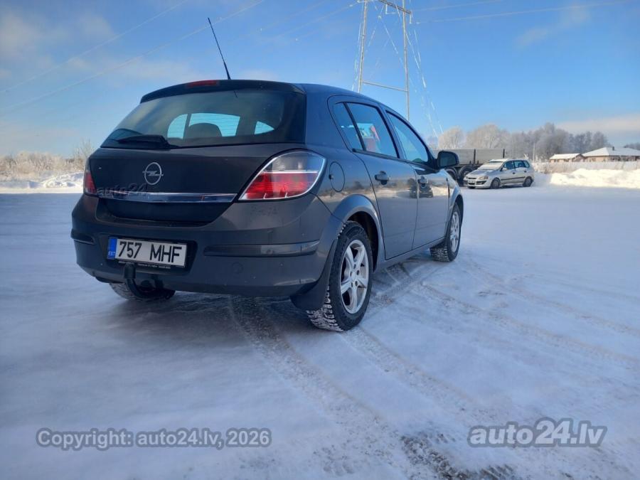Grey Opel Astra 2011 in Tallinn, with an engine capacity of 1.60 L and mileage of 197 thousand km for 2500 €, photo 3 on AUTOMOTO.COM.LV