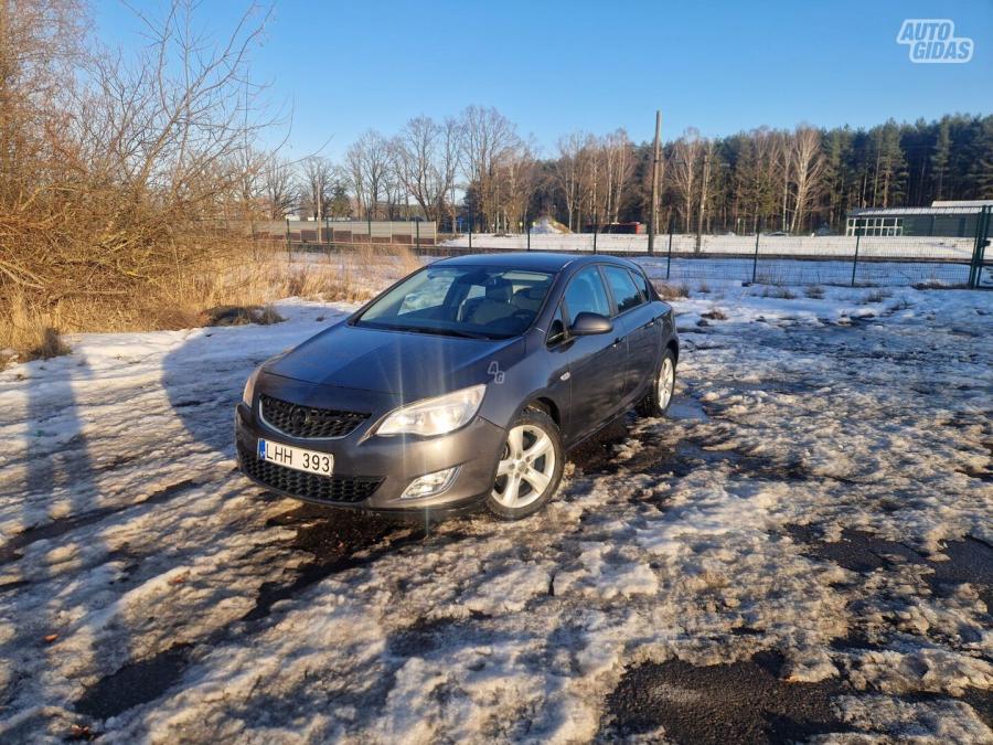 Grey Opel Astra 2011 in Kaunas, with an engine capacity of 1.70 L and mileage of 223 thousand km for 3200 €, photo 1 on AUTOMOTO.COM.LV