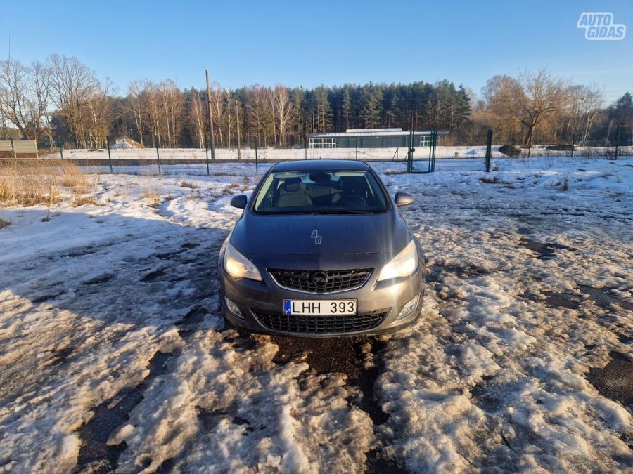 Grey Opel Astra 2011 in Kaunas, with an engine capacity of 1.70 L and mileage of 223 thousand km for 3200 €, photo 2 on AUTOMOTO.COM.LV