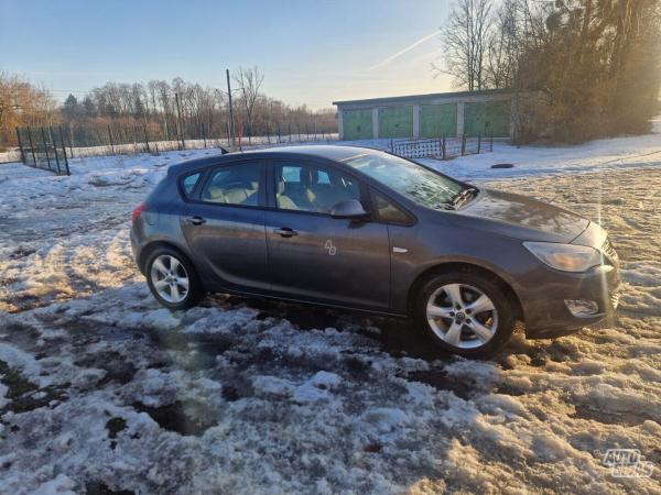 Grey Opel Astra 2011 in Kaunas, with an engine capacity of 1.70 L and mileage of 223 thousand km for 3200 €, photo 3 on AUTOMOTO.COM.LV