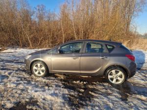 Grey Opel Astra 2011 in Kaunas, with an engine capacity of 1.70 L and mileage of 223 thousand km for 3200 €, photo 4 on AUTOMOTO.COM.LV