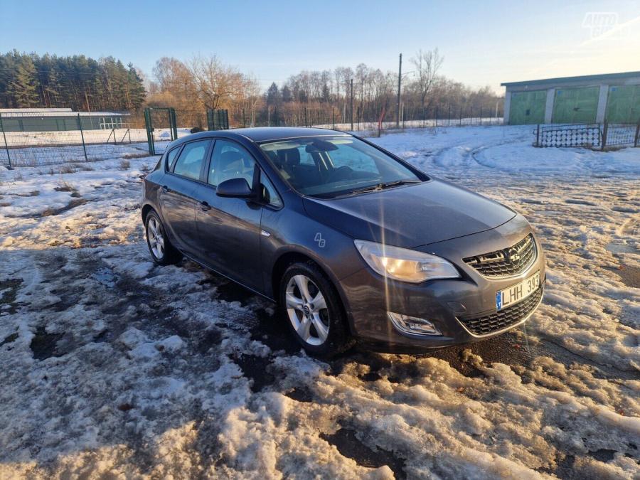 Grey Opel Astra 2011 in Kaunas, with an engine capacity of 1.70 L and mileage of 223 thousand km for 3200 €, photo 5 on AUTOMOTO.COM.LV