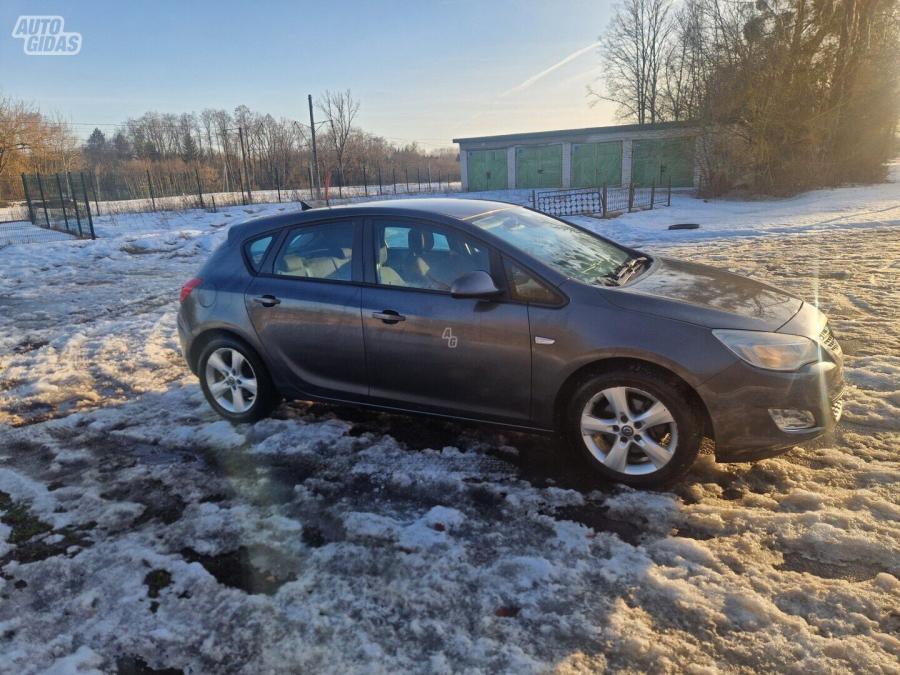 Grey Opel Astra 2011 in Kaunas, with an engine capacity of 1.70 L and mileage of 223 thousand km for 3200 €, photo 14 on AUTOMOTO.COM.LV
