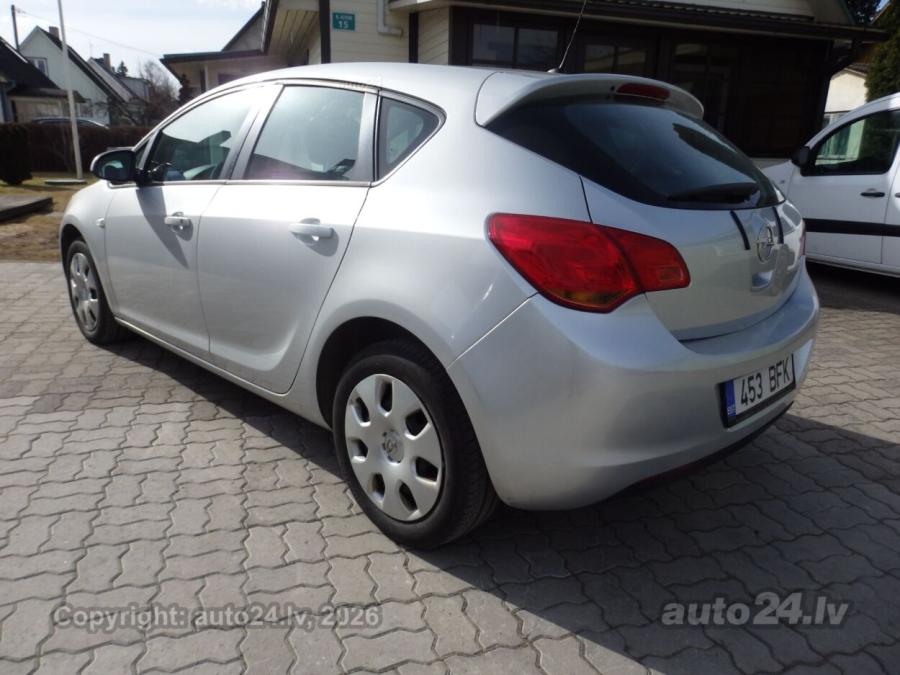 Grey Opel Astra 2011 in Jogeva, with an engine capacity of 1.40 L and mileage of 168 thousand km for 3300 €, photo 5 on AUTOMOTO.COM.LV
