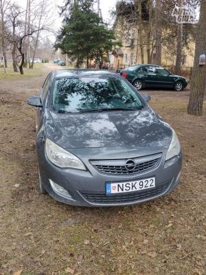 Grey Opel Astra 2011 in Vilnius, with an engine capacity of 1.70 L and mileage of 260 thousand km for 2200 €, photo  on AUTOMOTO.COM.LV