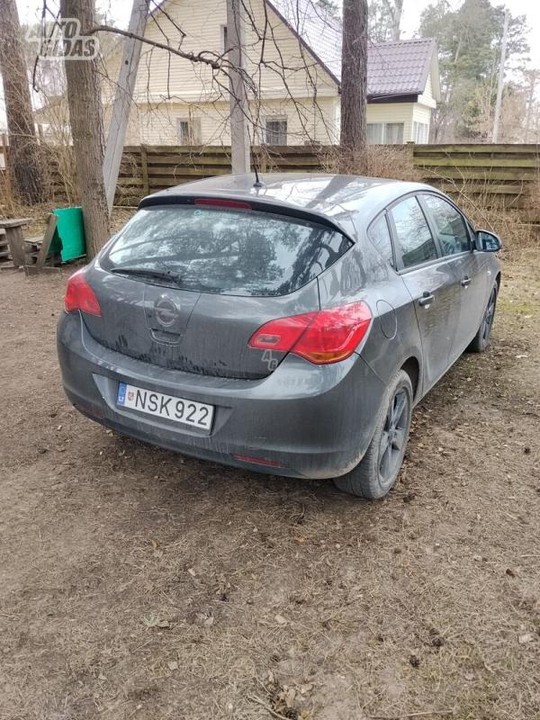 Grey Opel Astra 2011 in Vilnius, with an engine capacity of 1.70 L and mileage of 260 thousand km for 1800 €, photo 2 on AUTOMOTO.COM.LV