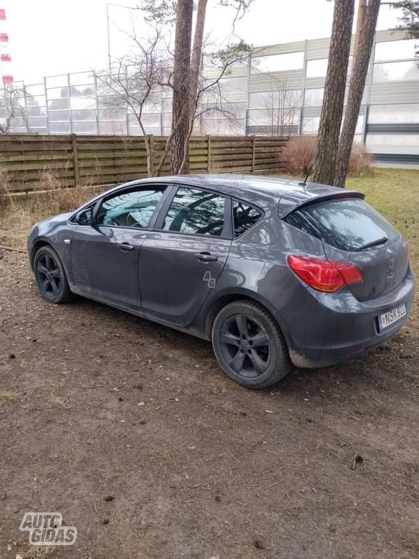 Grey Opel Astra 2011 in Vilnius, with an engine capacity of 1.70 L and mileage of 260 thousand km for 1800 €, photo 3 on AUTOMOTO.COM.LV