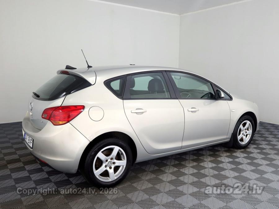 Grey Opel Astra 2011 in Tallinn, with an engine capacity of 1.70 L and mileage of 259 thousand km for 2199 €, photo 4 on AUTOMOTO.COM.LV