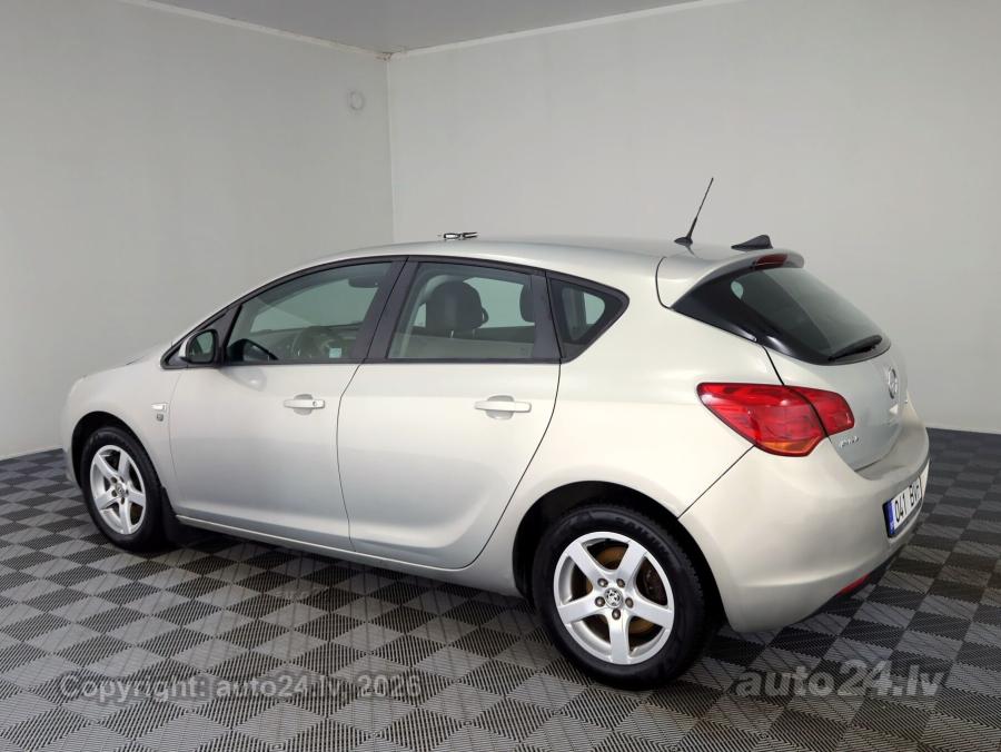 Grey Opel Astra 2011 in Tallinn, with an engine capacity of 1.70 L and mileage of 259 thousand km for 2199 €, photo 5 on AUTOMOTO.COM.LV
