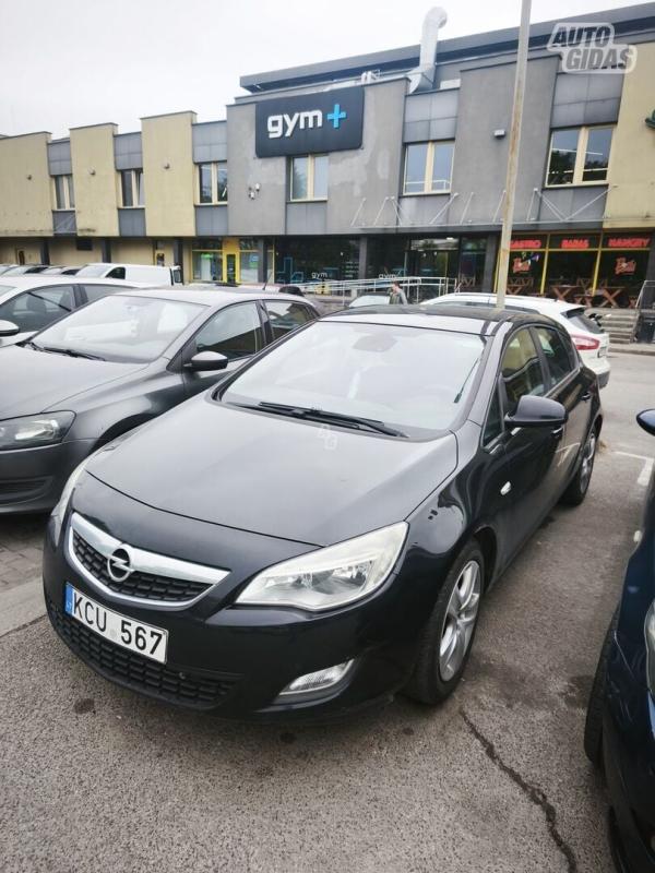 Grey Opel Astra 2011 in Kaunas, with an engine capacity of 1.70 L and mileage of 235 thousand km for 950 €, photo 1 on AUTOMOTO.COM.LV