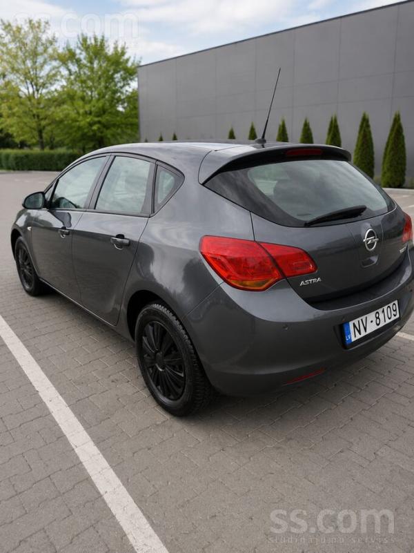 Grey Opel Astra 2011 in Riga, with an engine capacity of 1.60 L and mileage of 235 thousand km for 2350 €, photo 2 on AUTOMOTO.COM.LV