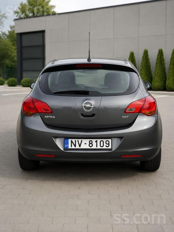 Grey Opel Astra 2011 in Riga, with an engine capacity of 1.60 L and mileage of 235 thousand km for 2350 €, photo 3 on AUTOMOTO.COM.LV