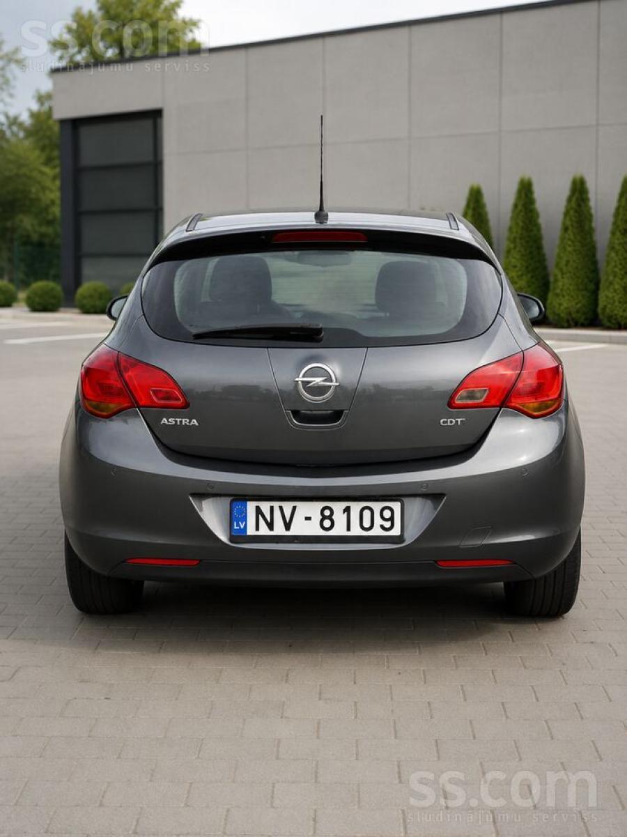 Pelēks Opel Astra 2011 Rīga, ar dzinēja tilpumu 1.60 L un nobraukumu 235 tūkst. km par 2350 €, foto 4 vietnē AUTOMOTO.COM.LV